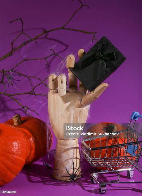 할로윈 장면입니다 보라색 배경에 선물 상자 박쥐 거미 호박을 들고 거미줄이 있는 나무 쇼핑 카트 10월에 대한 스톡 사진 및