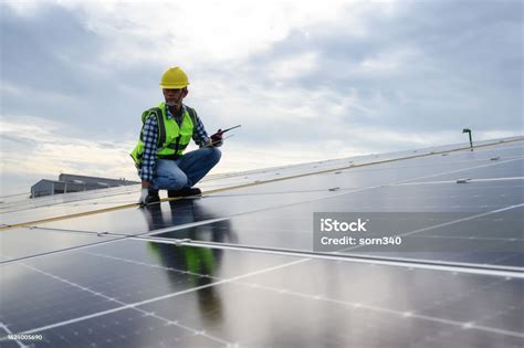 태양광 지붕 패널 설치의 기술자 검사관 품질 공장 건물을 위한 지속 가능한 태양광 작업 천연 에너지원 인프라 개발 효율성 향상 40 44세에 대한 스톡 사진 및 기타 이미지