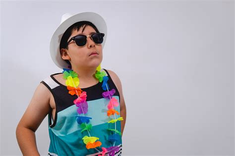 해변 옷을 입은 하얀 고립 된 배경에 포즈를 취하는 소년 소년은 민소매 셔츠 흰 모자를 쓰고 있습니다 소년에 대한 스톡 사진 및 기타 이미지 Istock