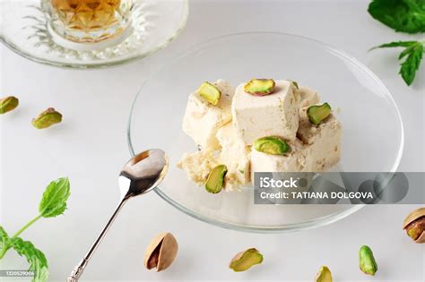 천연 비건 제품 밝은 배경에 유리 접시에 피스타치오를 곁들인 할바 전통적인 동양 디저트 Chekme 터키어 아랍 유대인 국가 과자 0명에 대한 스톡 사진 및 기타 이미지