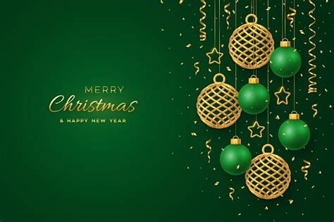 빛나는 매달려있는 금색과 파란색 공 황금 별과 녹색 배경에 색종이가있는 크리스마스 배너 복사 공간이있는 인사말 카드 새해 포스터 표지 템플릿 휴일 장식 벡터 크리스마스에