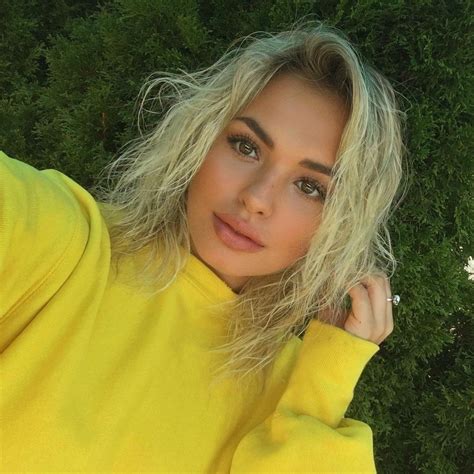 Escort Model Tara Who Can Be Invited To Another Country