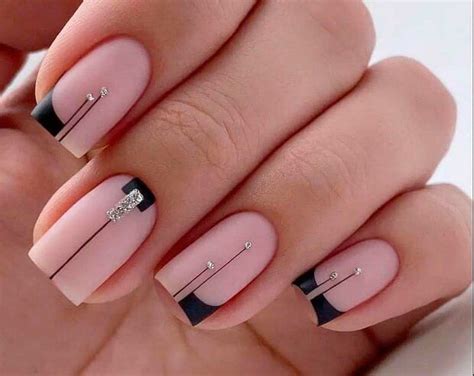 тонкие линии и элементы френча Дизайнерские ногти Красивые ногти