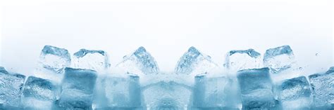얼음 조각 고립 된 흰색 배경 현실적인 냉동 얼음 조각과 물결 스플래시 부엌 Skinali 패널 배경 얼음 조각이 액체 파란색의