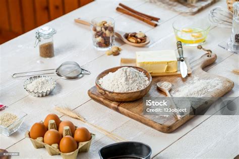 시골 부엌반죽 레시피 재료 와 나무 흰색 테이블에 회전 핀에에서 베이킹 재료입니다 가축에 대한 스톡 사진 및 기타 이미지 Istock
