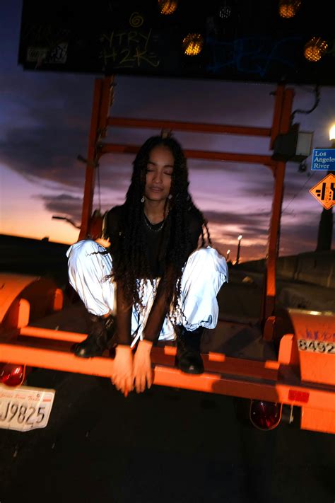 낮 동안 갈색 나무 벤치에 앉아 있는 흰색 티셔츠를 입은 여자 사진 Unsplash의 무료 해질녘 이미지