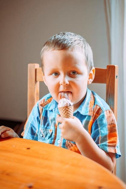 Menino Comendo Biscoito Imagens Download Gr Tis No Freepik