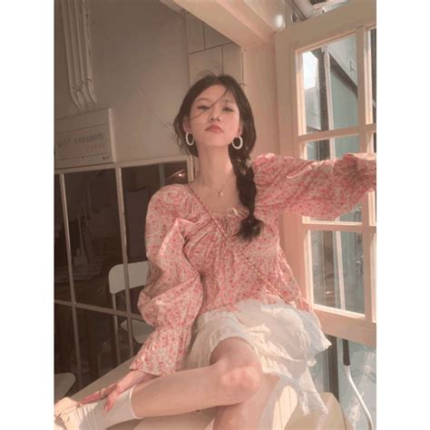 스윗함 브이넥 긴 여성의류 봄 유니크 플라워 타이업 스포티 스트릿 오피스룩 Mz 중딩 30대초반 소프트 사랑스러운 프랙티컬 레이어드 해변 호캉스 봄나들이 햇살 스프링