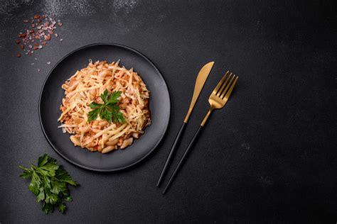 어두운 배경에 접시에 토마토 소스와 치즈를 곁들인 고전적인 이탈리아 파스타를 맛있게 식욕을 돋우는 맛있습니다 건강한 식생활에 대한 스톡 사진 및 기타 이미지 Istock