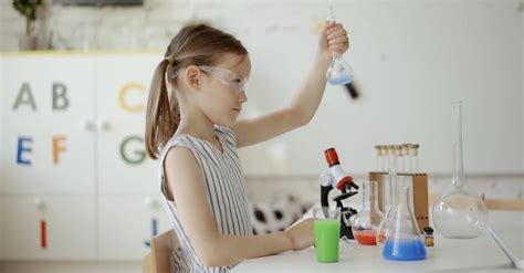 공부하는 과학 교실 교육 굽 달린 큰 컵 녹색 액체 다채로운 교실 미래의 과학자 발견 밝은 교실 보호용 고글