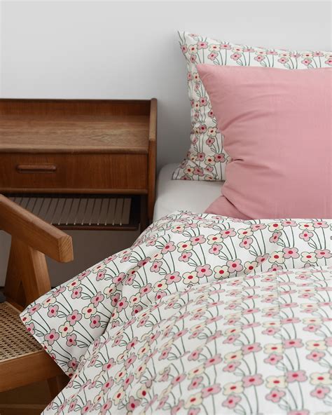 키티버니포니 여행지에 립스탑 리틀 블랙 버니즈 폴드 백을 챙겨갔어요 내부 포켓에 접어 보관했다가 필요할 때 꺼내 보조 가방으로 활용하기 편리했습니다 립스탑 소재여서