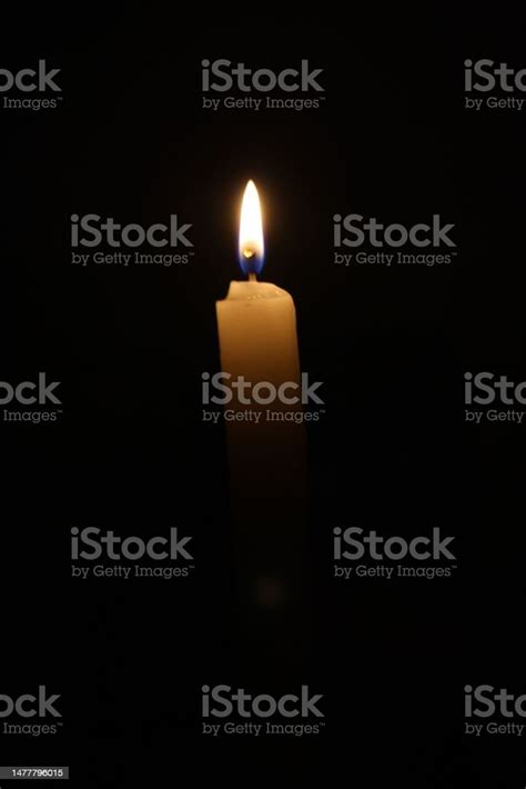 어두운 환경에서 촛불을 켜서 향기로운 연기를 공기 중으로 방출합니다 강렬하고 밝은 색상에 대한 스톡 사진 및 기타 이미지 강렬하고 밝은 색상 그림자 로맨스 Istock