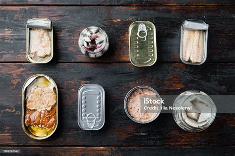 오래된 어두운 나무 테이블 배경에 물고기의 다른 유형과 통조림 캔의 구색 상단 보기 플랫 레이 0명에 대한 스톡 사진 및 기타 이미지 Istock