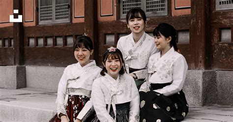 낮에는 회색 콘크리트 벤치에 앉아 흰색과 검은색 긴팔 드레스를 입은 여성 2명이 사진 Unsplash의 무료 사람의 이미지