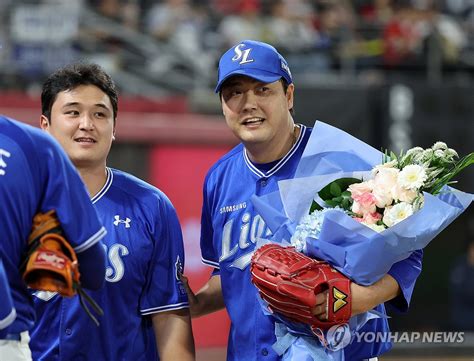 꽃다발 받은 김태훈 6시즌 연속 10홀드 달성