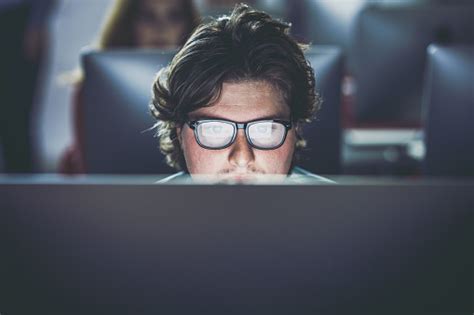 컴퓨터실에서 데스크톱 Pc를 통해 강의를 배우는 괴상한 학생 어두운 색에 대한 스톡 사진 및 기타 이미지 어두운 색 컴퓨터 컴퓨터 모니터 Istock