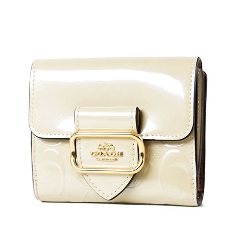 Coach 蔻馳 漆皮浮雕logo金屬釦飾零錢袋短夾 米色 Pchome 24h購物