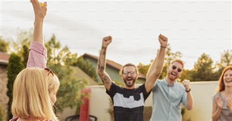 뒤뜰 여름 파티에서 비어퐁을 치며 즐거운 시간을 보내는 쾌활한 젊은 친구들 서로를 응원하는 사진 Unsplash의 잔디밭 이미지