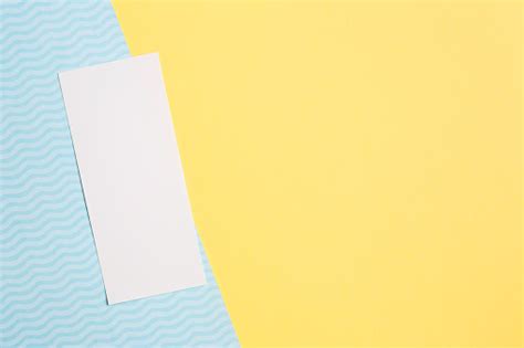 최소한의 여름 노란색 파란색 배경 바다를 상징 하는 파도 모래와 빈 여행 휴가의 개념은 평평 하다입니다 복사 공간 평면도 배경 주제에 대한 스톡 사진 및 기타 이미지