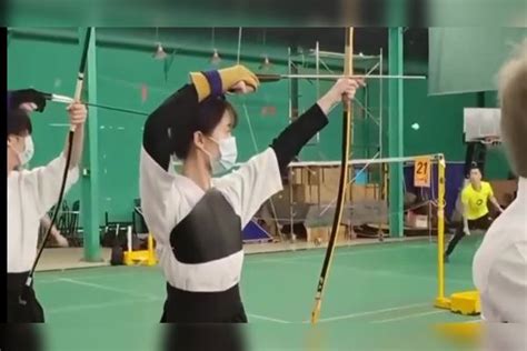 女孩练弓的姿势太霸气了，气质已经深入骨髓