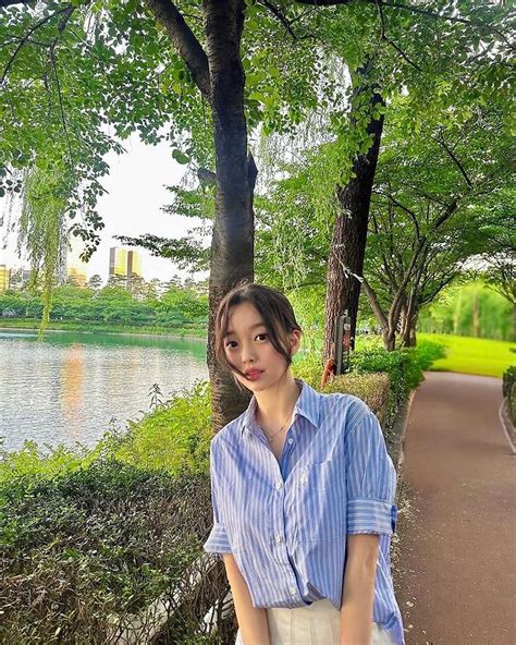 강아랑 스트라이프 셔츠와 새틴 스커트로 완성한 프렌치 감성 코디 K스타패션