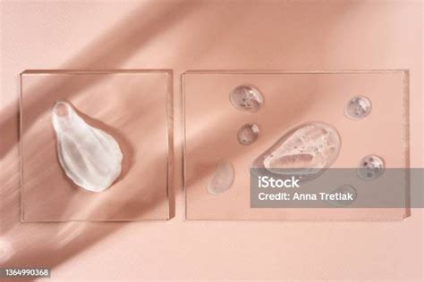 파스텔 베이지 색 배경에 유리에 다양한 스킨 케어 화장품의 얼룩이 확산됩니다 화장품 배경 페트리 접시에 대한 스톡 사진 및 기타 이미지 Istock