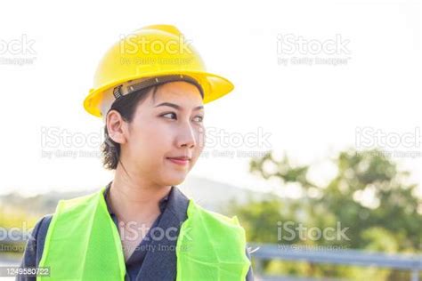 아시아 여성 엔지니어 수입 및 수출을 위해 화물화물 선에서 컨테이너 박스 제어 확인 거리에 대한 스톡 사진 및 기타 이미지 거리 건설 산업 건축 Istock