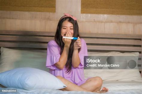 다 산 개념에 아기를 기대 하는 젊은 행복 하 고 흥분 임신 아시아 한국에 여자 예언자를 들고 가정과 임신 테스트 축복 받은 느낌에 긍정적인 결과 확인 감정에 대한 스톡