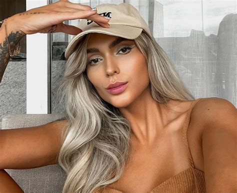 Бразилска сексбомба прави състояние след секса с Неймар снимки