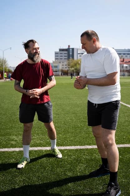 Vollschussmänner Auf Dem Fußballplatz Kostenlose Foto