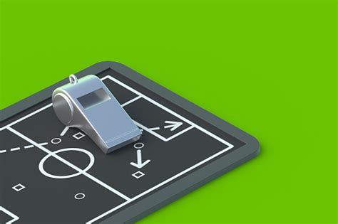 호루라기 근처에 팀 전술이 있는 칠판 축구 전략 개념입니다 국제 선수권 대회 스포츠 교육 공간을 복사합니다 3d 렌더링 3차원 형태에 대한 스톡 사진 및 기타 이미지