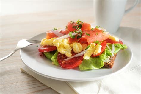 토마토 스크램블 에그 훈제 연어를 곁들인 통곡물 빵 밝은 나무 테이블에서 아침 식사 또는 점심 식사로 맛있는 샌드위치 0명에 대한 스톡 사진 및 기타 이미지 Istock