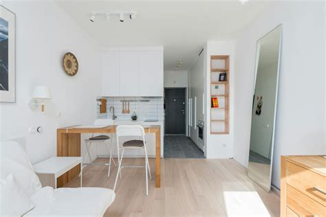 흰색 나무 선반 근처 빨간 소파 · 무료 스톡 사진