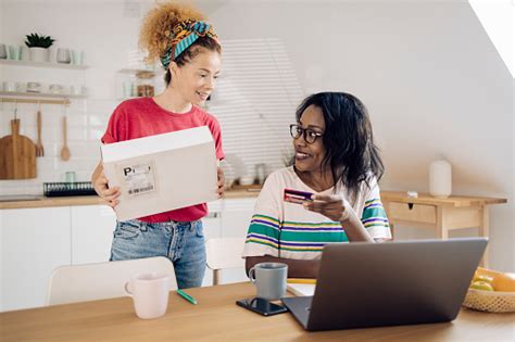 온라인 배달 서비스를 통해 패키지를 보내는 신용 카드로 지불 하는 두 여자 25 29세에 대한 스톡 사진 및 기타 이미지 25 29세 2명 40 44세 Istock