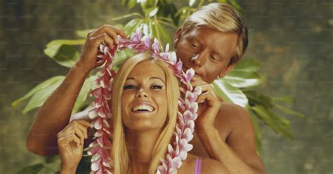 분홍색 브래지어를 입은 여자와 파란 양복을 입은 남자 사진 Unsplash의 두 사람 이미지