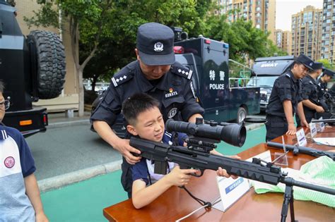 德阳：速降格斗擒拿进校园 师生齐呼燃！帅！飒！四川在线
