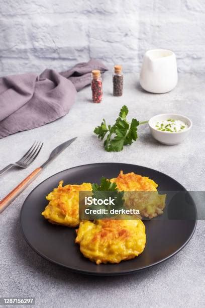 소스와 접시에 강판 감자의 튀긴 케이크 전통적인 팬케이크 상자 Raggmunk 감자 요리에 대한 스톡 사진 및 기타 이미지 감자 요리 강판에 갈기 건강한 식생활