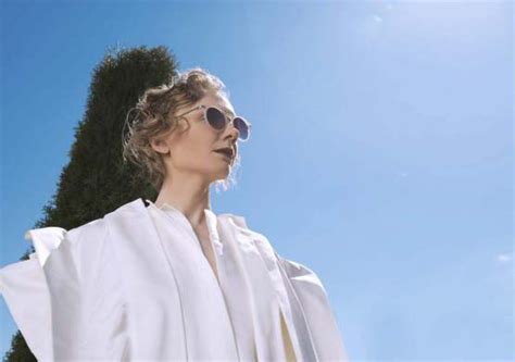 Ген жизни — Genevie — животворящей силой наполняет всё сущее Бежит по венам Вселенной Сшивает