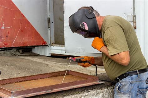 용접 마스크의 작업자가 금속에 대한 용접 작업을 수행합니다 고온에서 금속 의 결합 부분 강철에 대한 스톡 사진 및 기타 이미지 강철 건강관리와 의술 공학 Istock