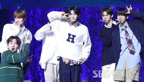 E포토 투어스 청량하고 풋풋한 감성 아이돌