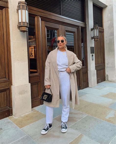 11 Chic Grey Sweatpants Outfit Ideas To Copy This Year