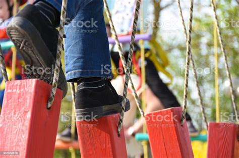 공간을 복사 피트는 놀이 공원 야외 활동 암벽 등반 위험 훈련 높이 장애물 코스에 매달려 로그에 자식 단계의 공포 건강한 생활방식에 대한 스톡 사진 및 기타 이미지 Istock