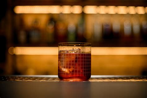 바 카운터에 차가운 칵테일로 가득 찬 그리드 패턴이 있는 유리의 전면 보기 가득 찬에 대한 스톡 사진 및 기타 이미지 가득 찬 각얼음 강철 Istock