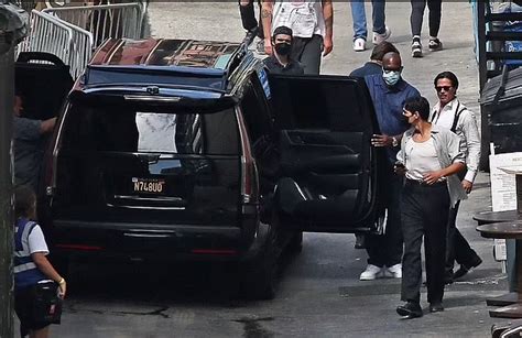 შეხსნილი პერანგი მზის სათვალე და ულვაში 57 წლის ბრედ პიტის უახლესი