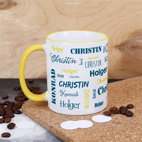 Familien Tasse Mit Gelbem Rand Und Vier Verschiedenen Namen Bedruckt