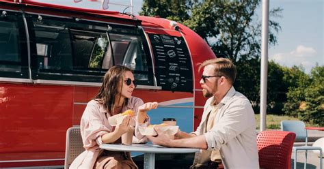 야외 카페에서 패스트푸드를 먹으면서 식탁에서 수다를 떨고 있는 현대 젊은 커플 사진 Unsplash의 스트리트 카페 이미지
