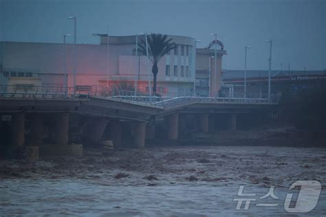 포토 물폭탄에 끊어지고 뒤틀린 교량스페인 홍수 뉴스1