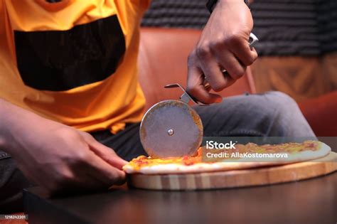 피자를 조각으로 자르는 흑인 청년의 손을 클로즈업 인식 할 수없는 사진 공간의 복사본입니다 가정 생활에 대한 스톡 사진 및 기타 이미지 Istock