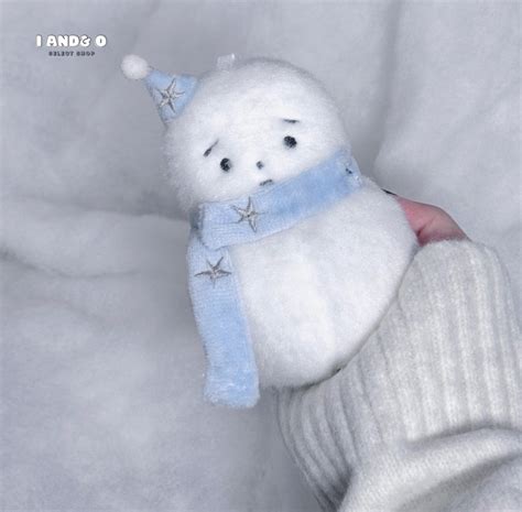 𝙩𝙝𝙚 𝙚𝙙𝙞𝙩 디에디트 매거진 아이앤드오selectiando의 슬픈 눈사람 인형 키링을 소개합니다☃️ 억울하고 슬퍼보이는 표정을 지은 이 눈사람 키링 보면