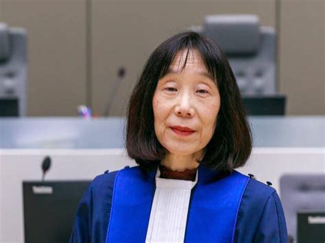 Оросын ерөнхийлөгч В Путиныг баривчлах шийдвэр гаргасан Томоко Акане Гаагийн эрүүгийн шүүхийн